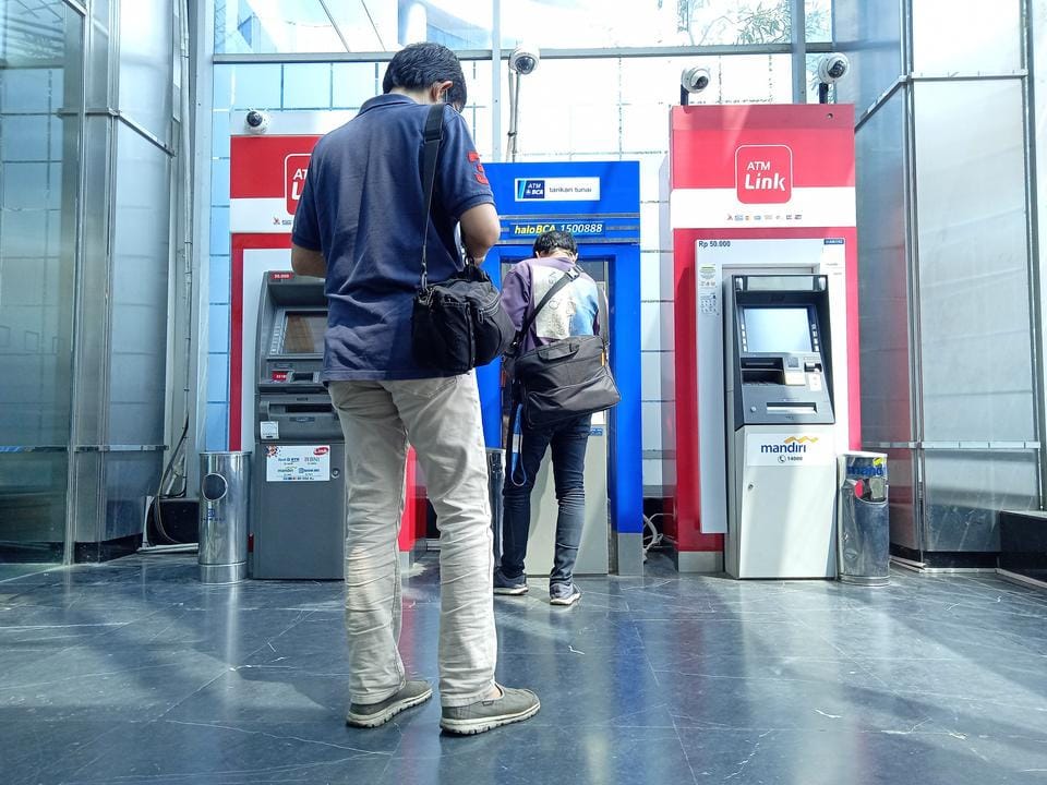 ATM Adalah: Pengertian, Fungsi, dan Jenisnya | FORTUNE Indonesia