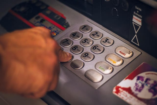 ATM Adalah: Pengertian, Fungsi, dan Jenisnya | FORTUNE Indonesia