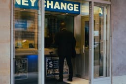 Cara Menukarkan Uang di Money Changer Beserta Syaratnya | FORTUNE Indonesia