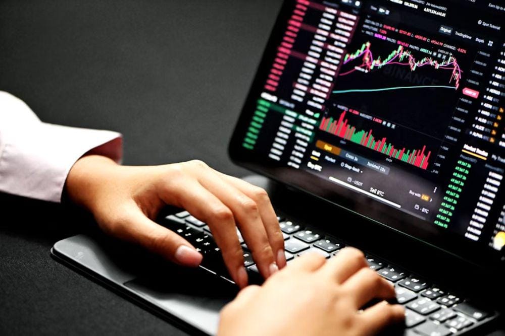 8 Perbedaan Trading Forex dan Trading Saham, Jangan Keliru! | FORTUNE ...