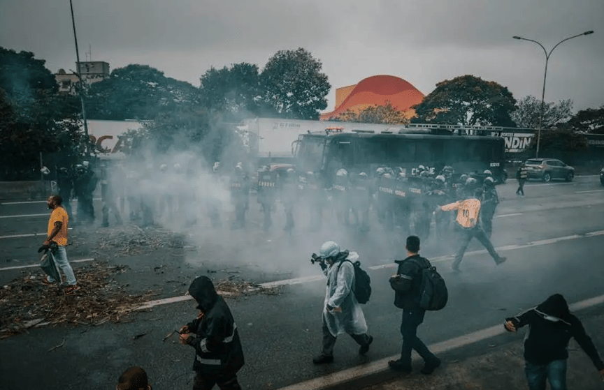 7 Perbedaan Gas Air Mata dan Water Cannon, Jangan Tertukar | FORTUNE ...
