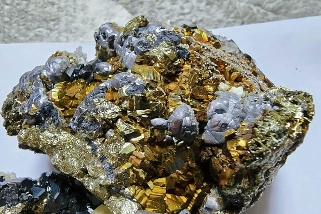 5 Perbedaan Pirit dan Emas yang Penting Diketahui | FORTUNE Indonesia